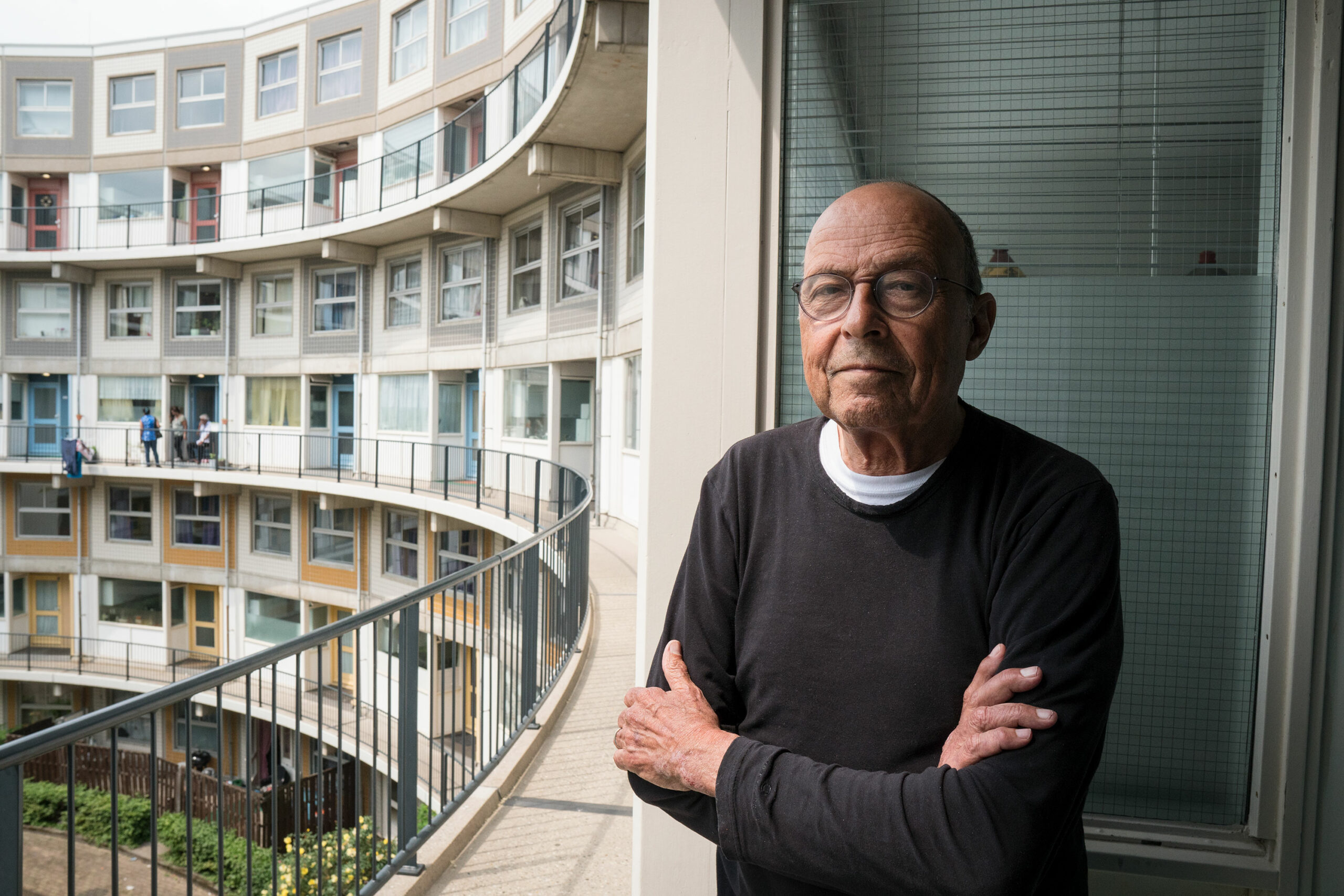 “Er zat een slapende cultheld in hem” - architectuurhistoricus Wouter Vanstiphout over Carel ...