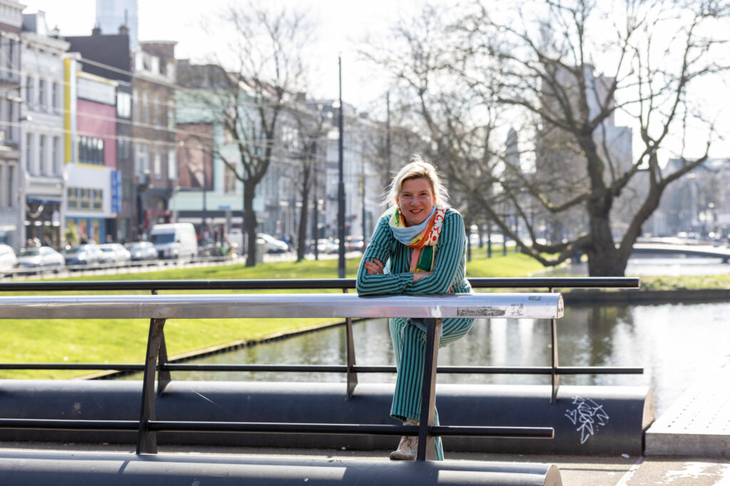 Ombudsman Marianne van den Anker: “We hebben Rotterdammers gewoon in de kou laten staan” - Vers ...
